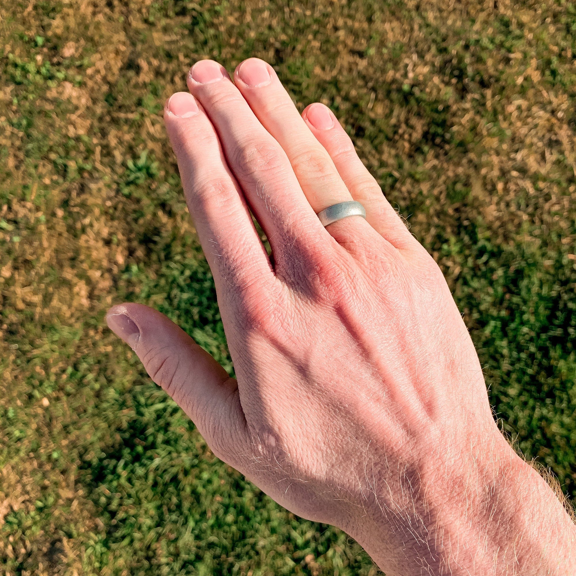 SR1 Metallic Silver | Der bequeme Ring aus Silikon in Silber – SOLID RINGS